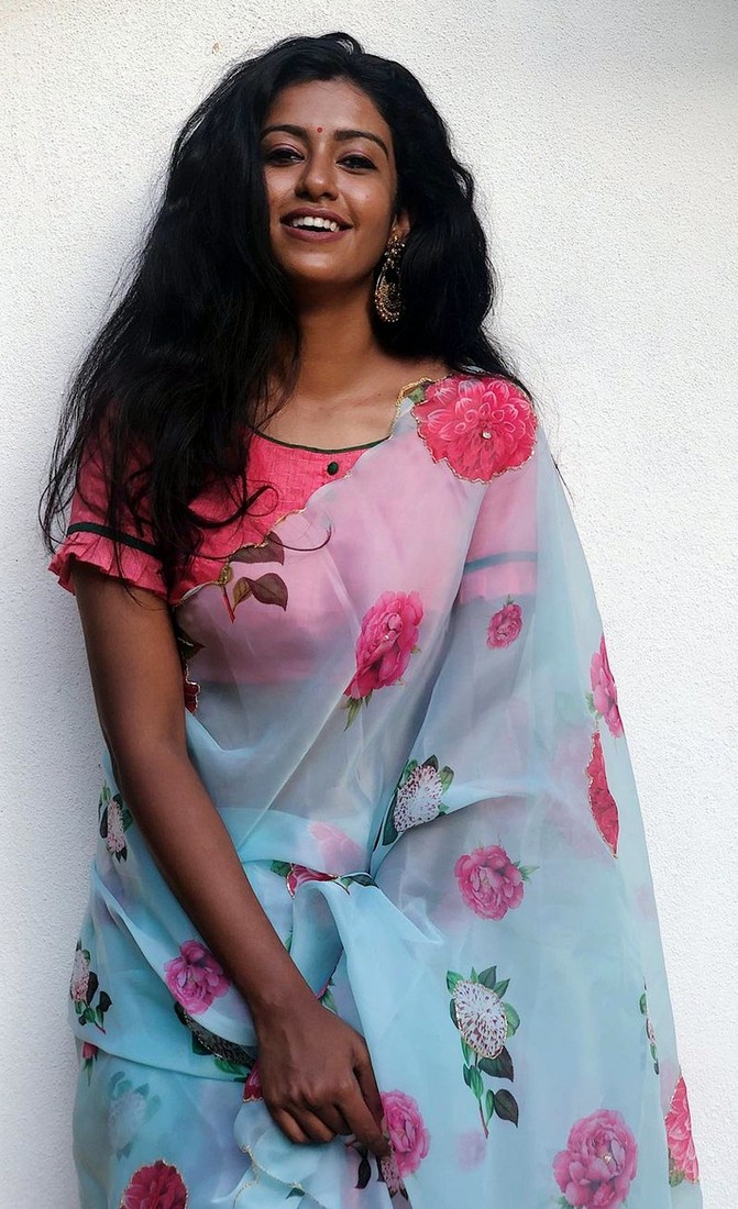 Roshni haripriyan barathi kannamma actress t1 3 hot saree photo ...