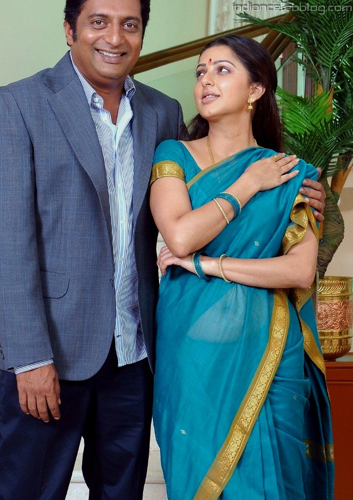 Bhumika chawla tollywood actress msm 29 hot saree navel photo ...