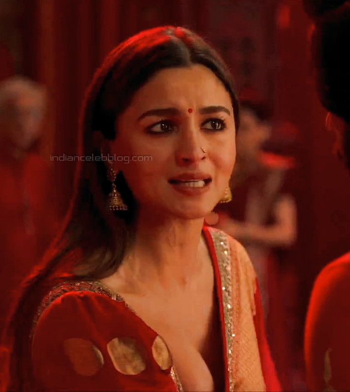 Alia bhatt rocky aur rani 28 cleavage hd caps – indiancelebblog