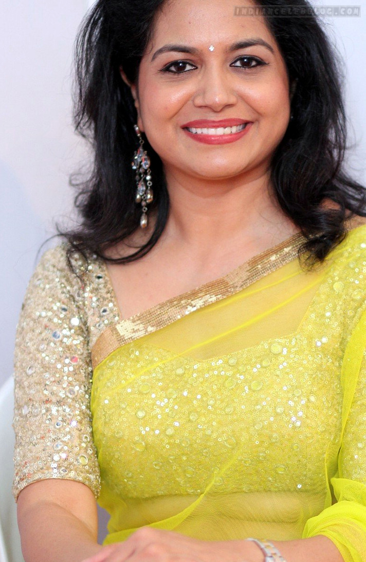 Sunitha upadrashta telugu singer 4 hot transparent saree hd stills ...