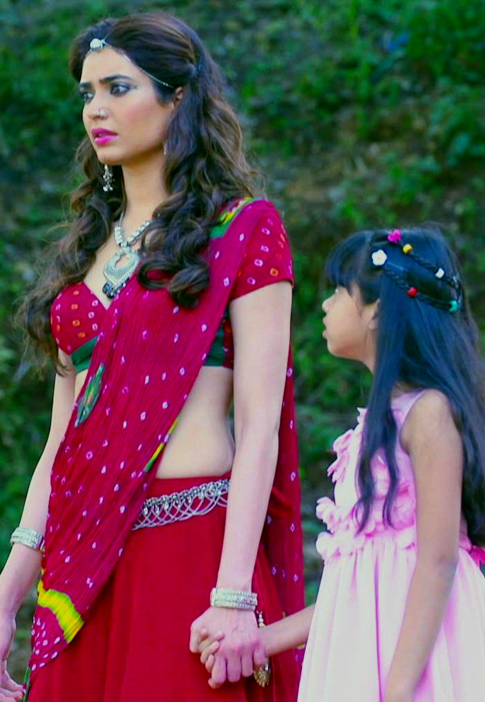 Hindi tv actress t1 2 karishma tanna hot saree midriff hd caps – indiancelebblog