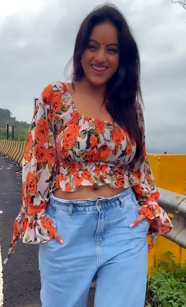 Deepika singh wm3x2 navel social media – indiancelebblog