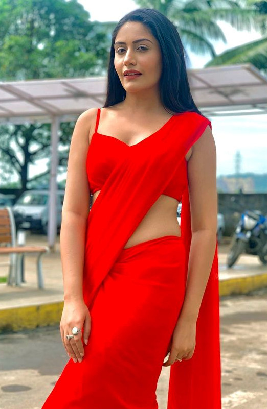 Surbhi chandna s1x2 midriff saree social media – indiancelebblog