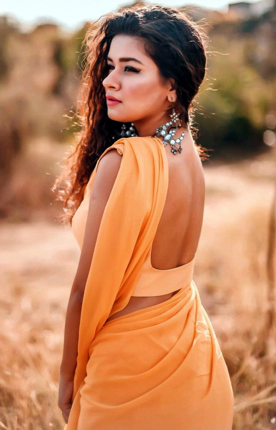 Avneet kaur lc2x20 backless saree aladdin tv serial actress ...