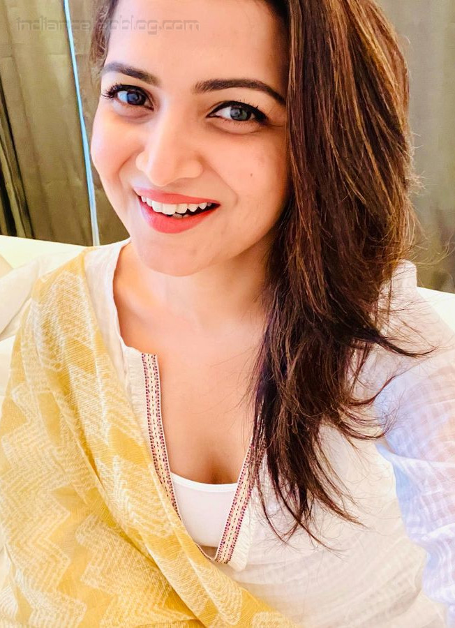 Divyadarshini dd tamil tv anchor wm1x19 cleavage social media ...