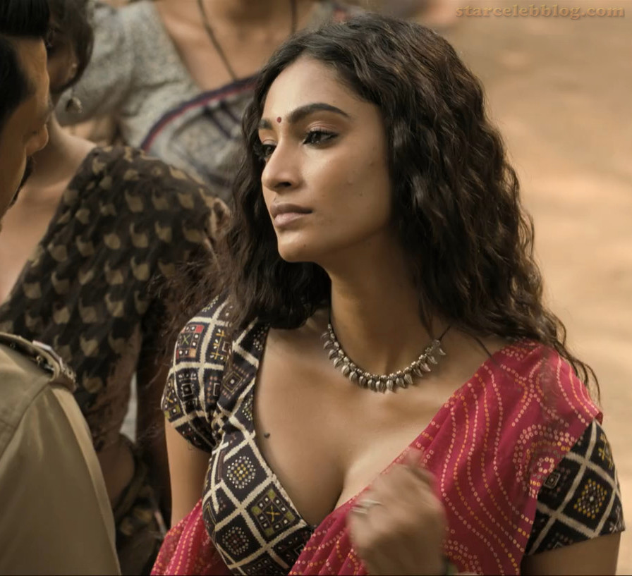 Anukreethy vas Tiger nageswara rao 15 saree cleavage telugu hd caps – indiancelebblog