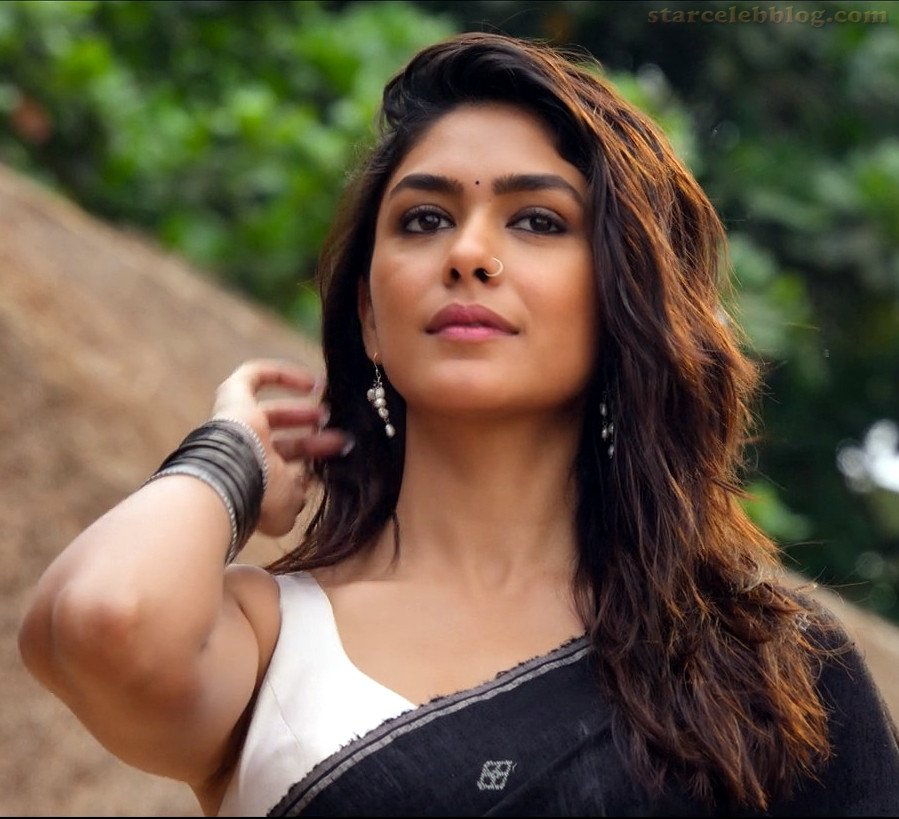 Mrunal thakur Hi nanna 4 Nani tollywood saree hot hd caps – indiancelebblog