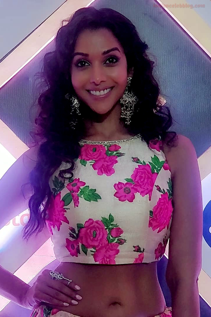 14 anupriya goenka navel reveal in crop top bollywood event ...